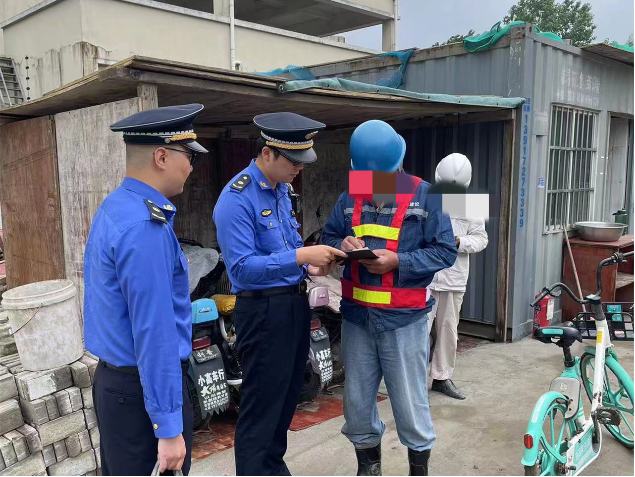 青浦区城管执法局机动中队聚焦扬尘污染治理 规范工地文明施工 工作动态 城管执法局 上海市青浦区人民政府