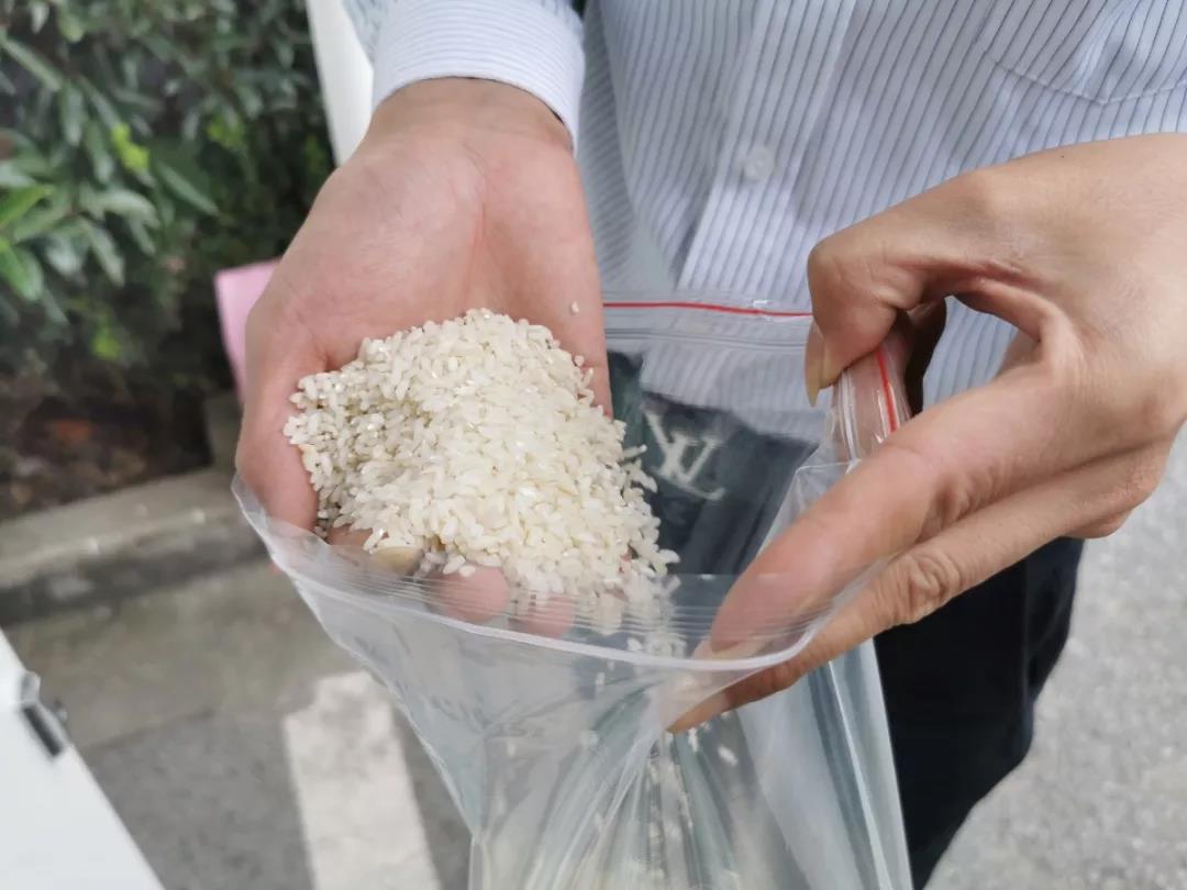 在重固扫一扫智能鲜米机在家门口就能吃上现碾的鲜米啦互联网 农业 新零售这就是重固绿色认证稻米 工作动态 重固镇 上海市青浦区人民政府