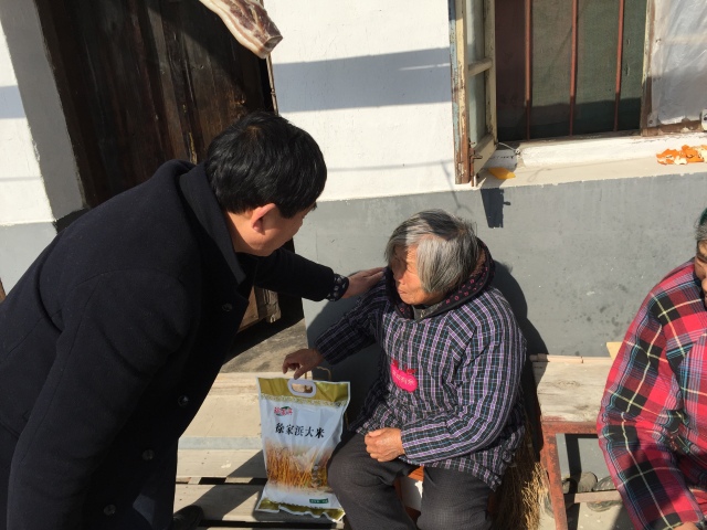 徐练村种植大户徐叶青关爱本村高龄老人 工作动态 练塘镇 上海市青浦区人民政府
