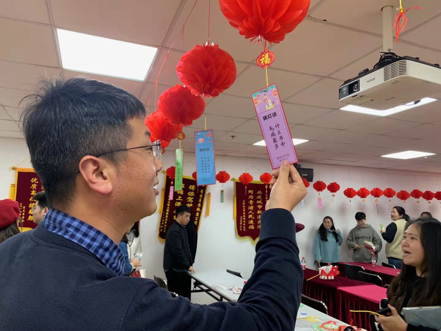 青发集团开展包汤圆做花灯猜灯谜庆元宵活动 信息动态 企业信息 国资委 上海市青浦区人民政府