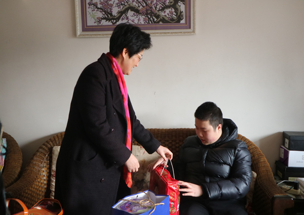 走贫访困 深化共建 区侨联机关支部走访慰问结对社区学生 图片新闻 新闻中心 上海市青浦区人民政府