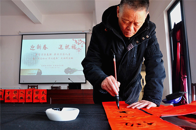 区司法局送春联弘扬法治精神与大调研倾听民声两结合 图片新闻 新闻中心 上海市青浦区人民政府