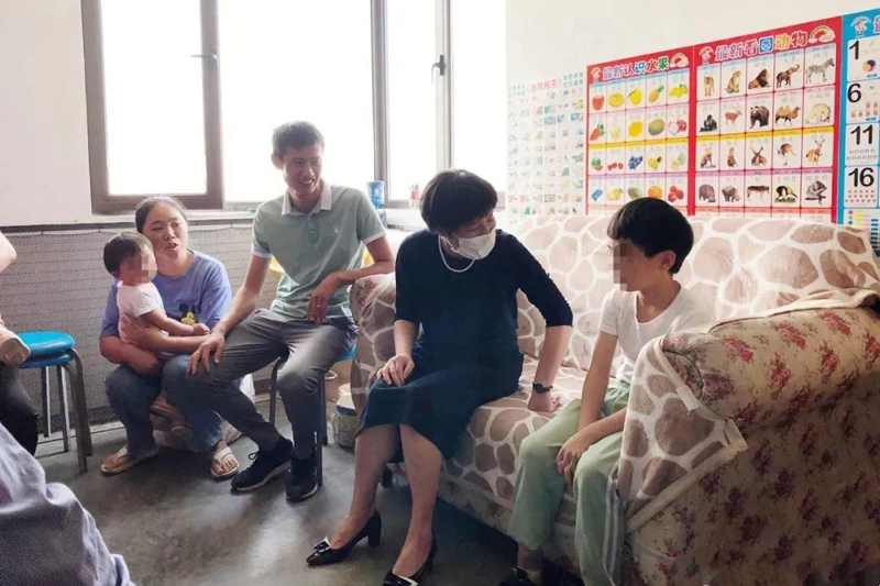 让他们亲情有依困难有帮成长有助区领导分组慰问困境儿童 政务活动 新闻中心 上海市青浦区人民政府