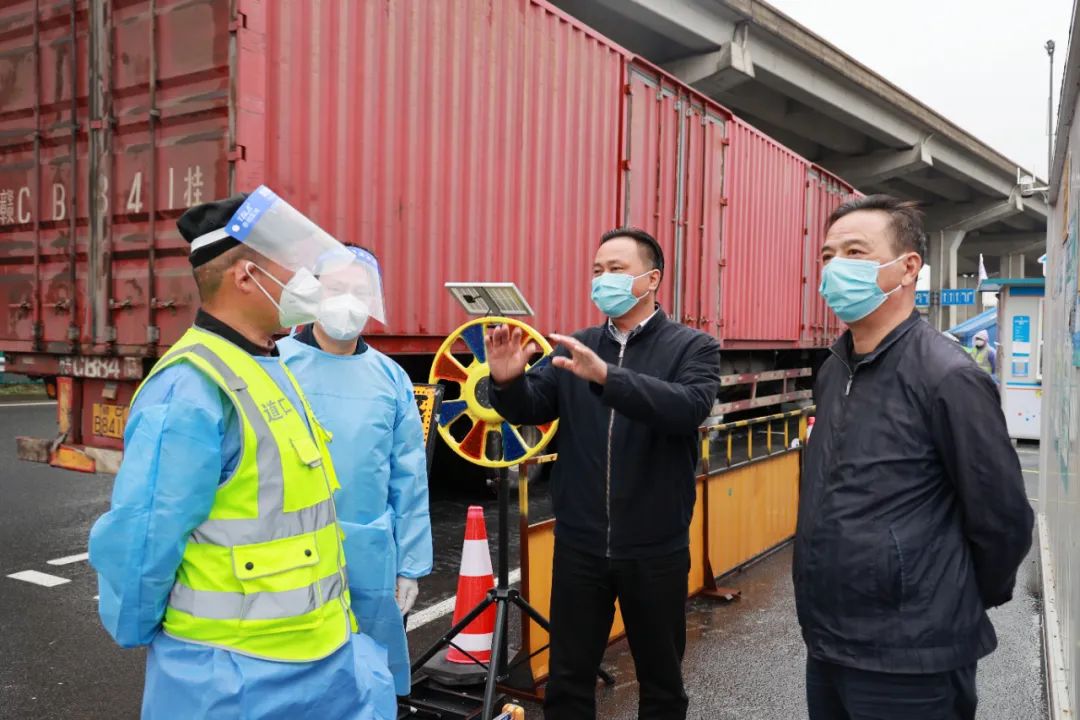 送温暖 鼓干劲！镇领导走访慰问进博会服务保障及疫情防控一线工作人员_图片新闻_华新镇_上海市青浦区人民政府